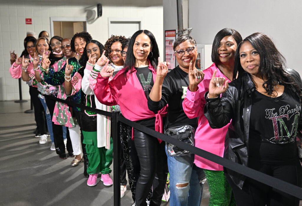 Alpha Kappa Alpha Members Pack Purses For Atlanta’s Female Unhoused