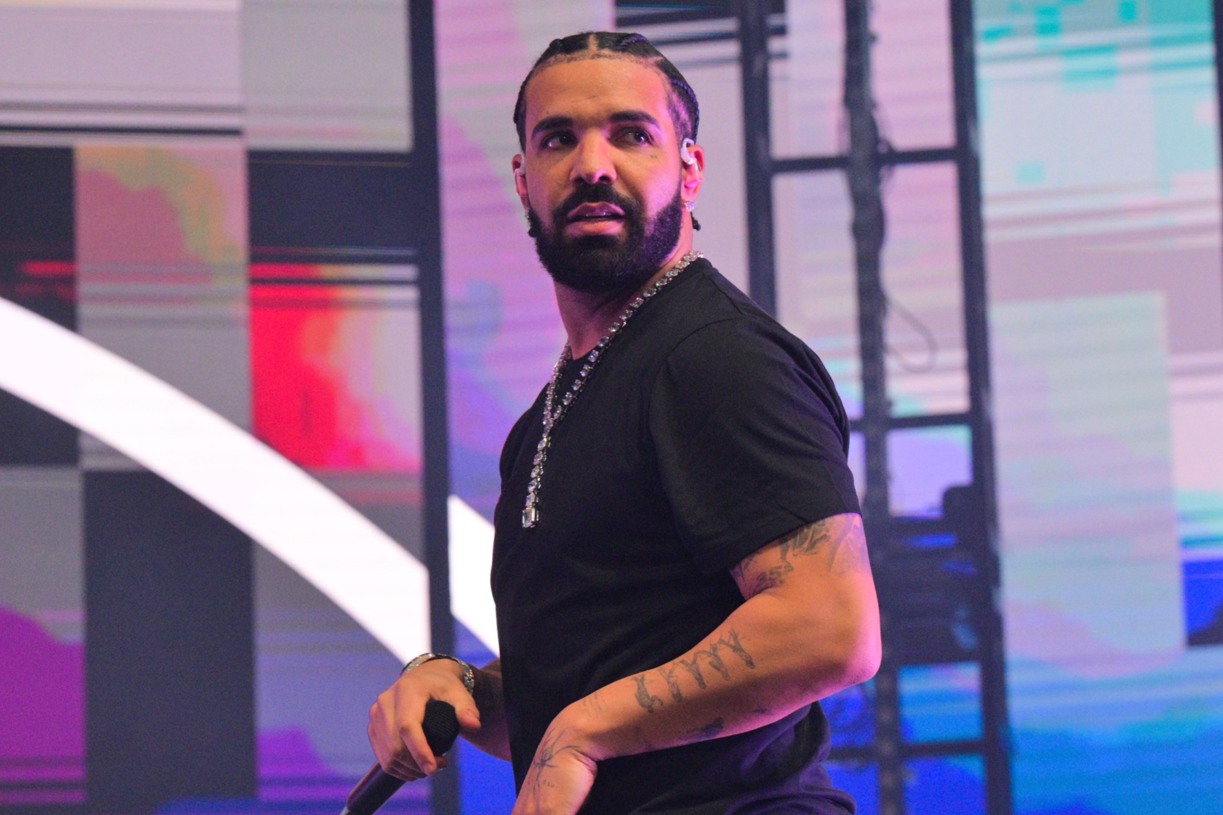 Drake Reacts To Being Tipped 20 Cents During Live Stream